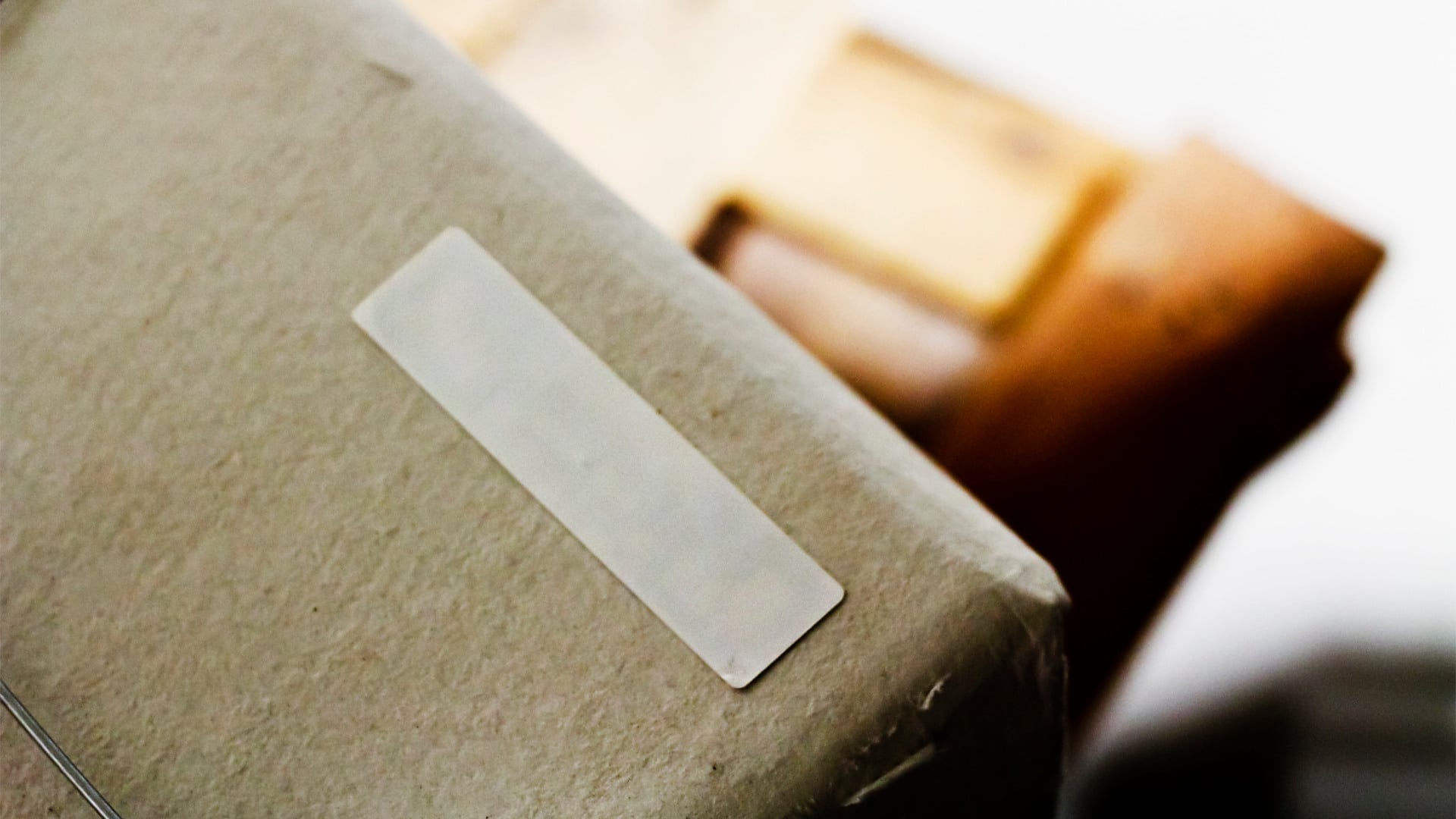 Carrier KLT: VDA 4500 Compliant UHF RFID Tag for Automotive
